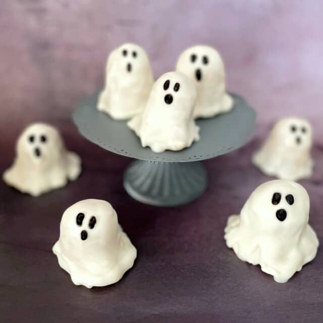 Ghost Cake Pops | EmilyFabulous